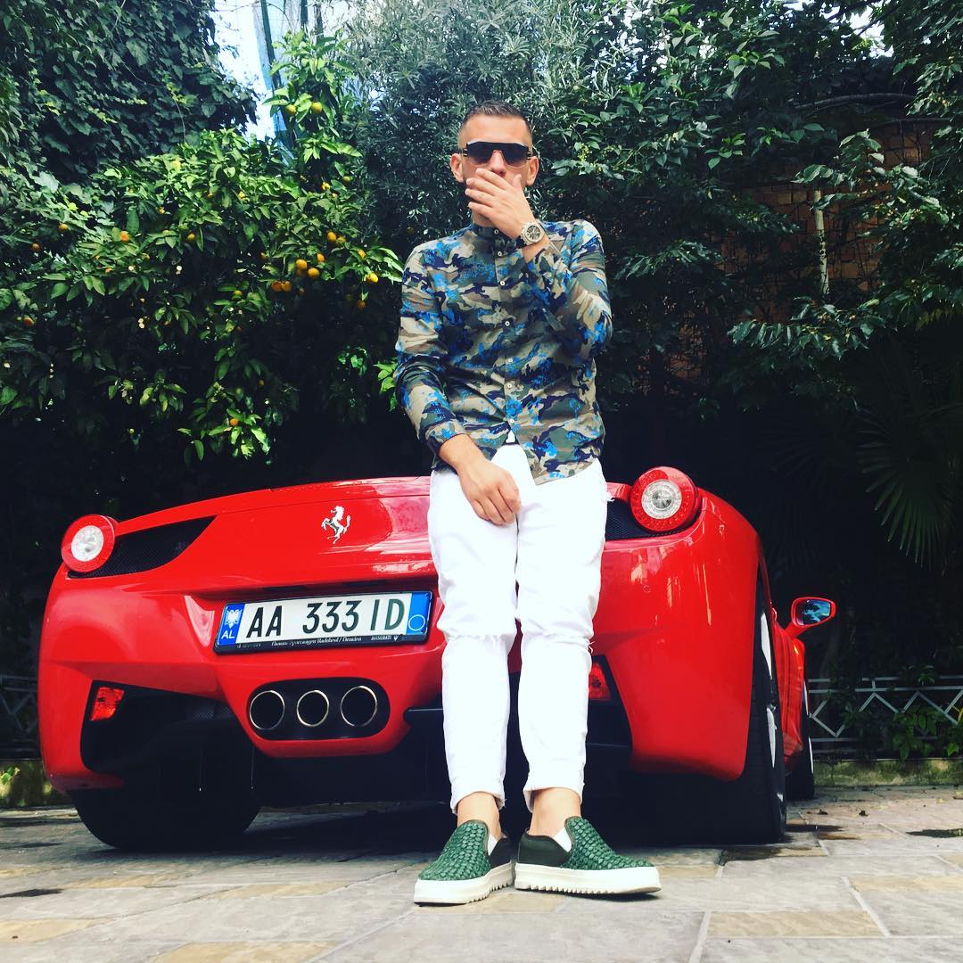 Erik Fullani kapet mat me këngëtaren e njohur, ajo e provokon keq me ...