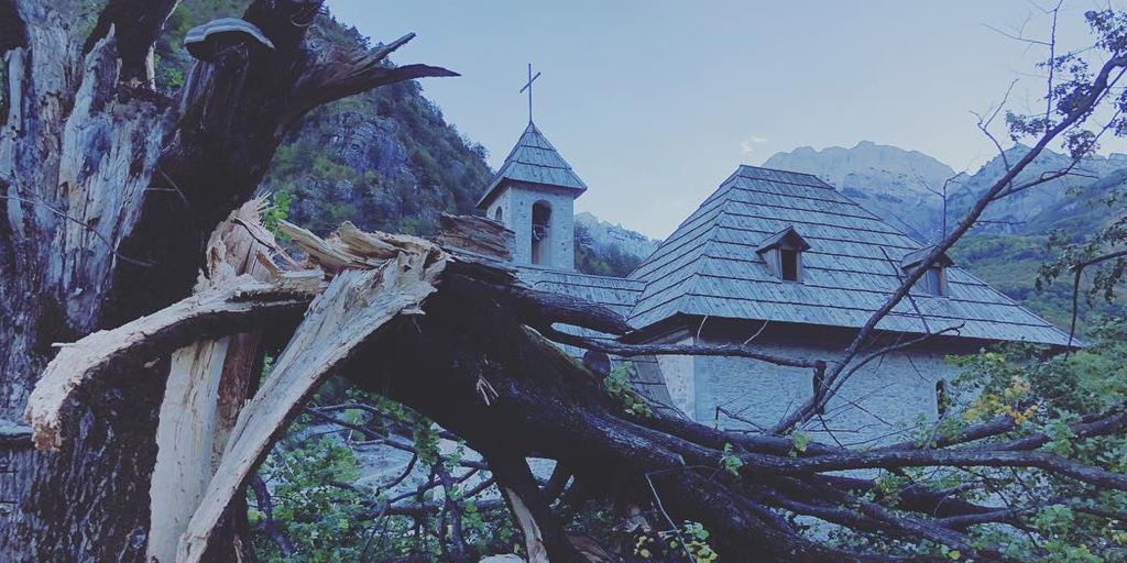 Thyhet bliri 200 vjeçar në kishën e Thethit, ishte vendi ku qaheshin të ...
