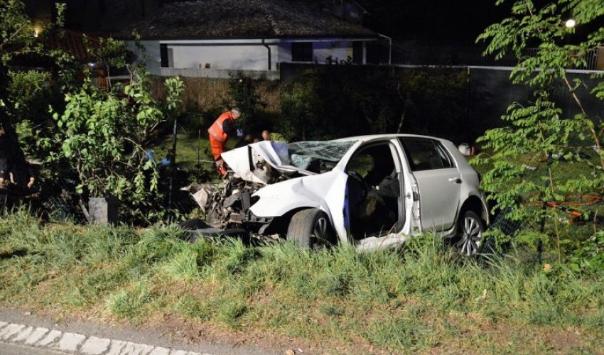 Bulqizë/ Makina me targa italiane del nga rruga në zonën e Qafë-Buallit ...