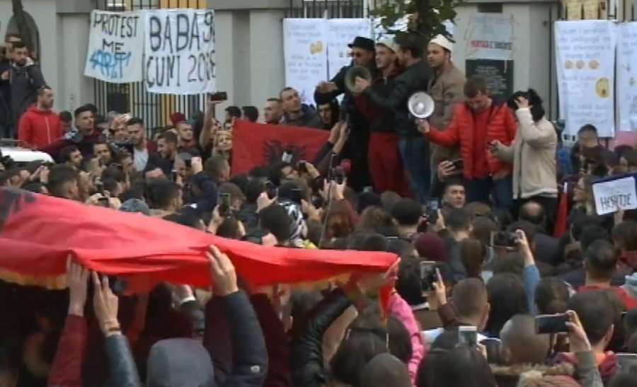 Procedohen 23 studentë, Robert Aliaj dhe Edmond Tupe