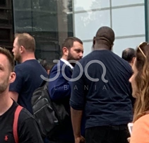 Endri Fuga e 'pranon': Iphone-in e bleva, por isha edhe në librari ...