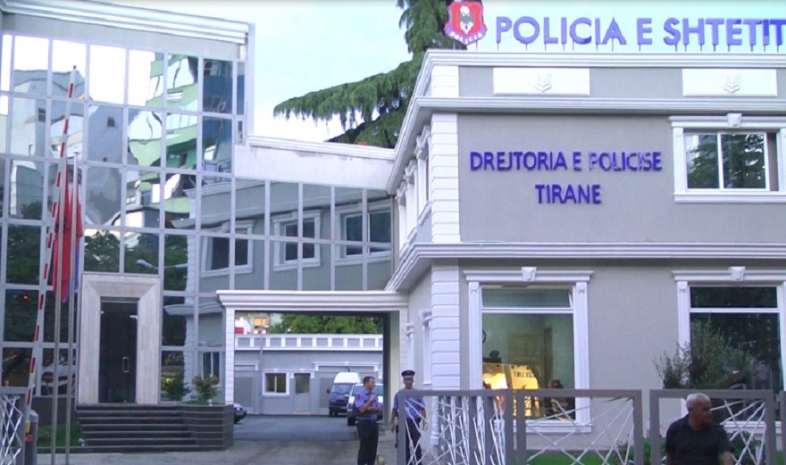 Efektivi i policisë rrihet në mes të rrugës në Tiranë