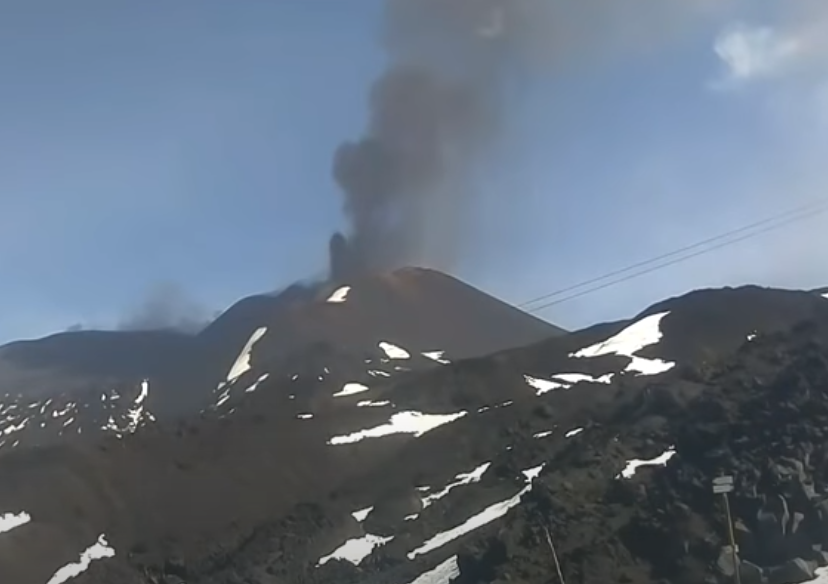 Aktivizohet Etna, vullkani më i lartë në Evropë