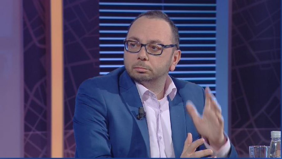 Erion Kristo: S'jam kundër masave, por nuk pres të më çajnë dërrasat e ...