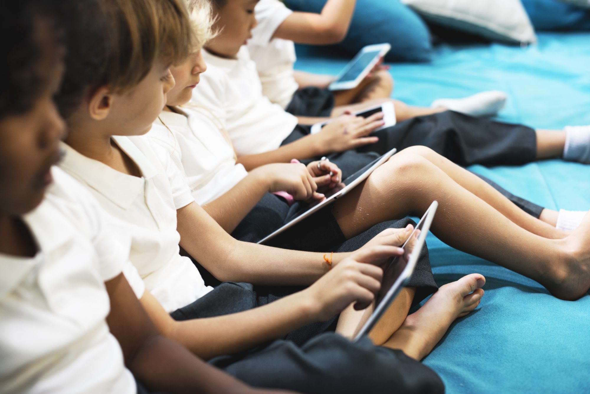 Eksperimente me fëmijët në Maqedoni! Shkolla pa karrige e libra digjital