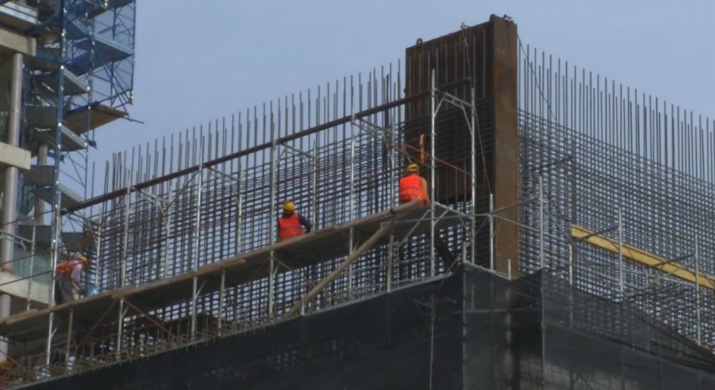 E rëndë në Pogradec, bie nga skela 55-vjeçari