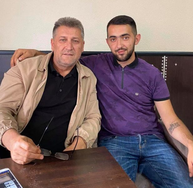 Ja si duket sot djali që u fotografua gjatë luftës në gardhin me gjemba