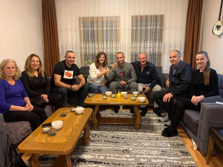 U betua në moshën 3-vjeçare para bustit të Adem Jasharit, sot ...