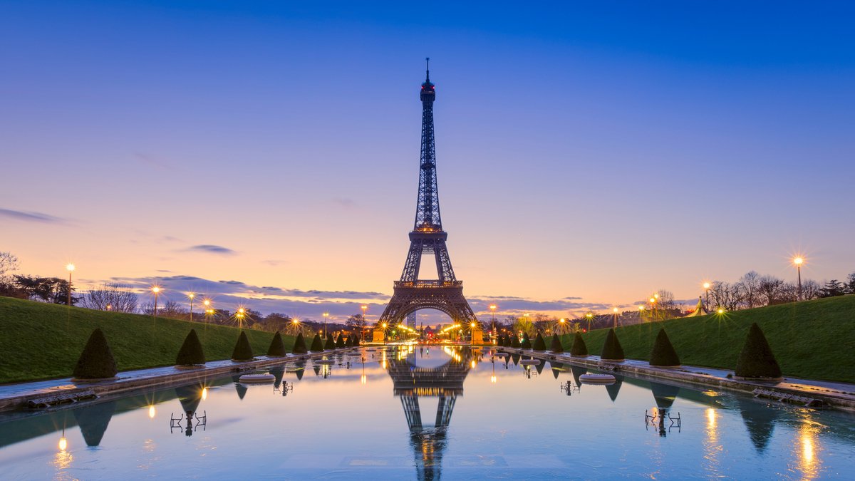 Kulla Eiffel “zgjatet” me 6 metra me ndihmën e një helikopteri