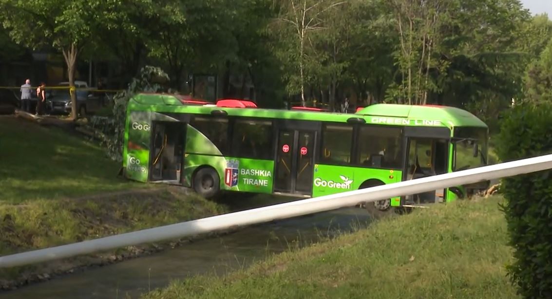 Aksidenti i frikshëm me 5 të plagosur, autobusi i “Green Line” ende në ...