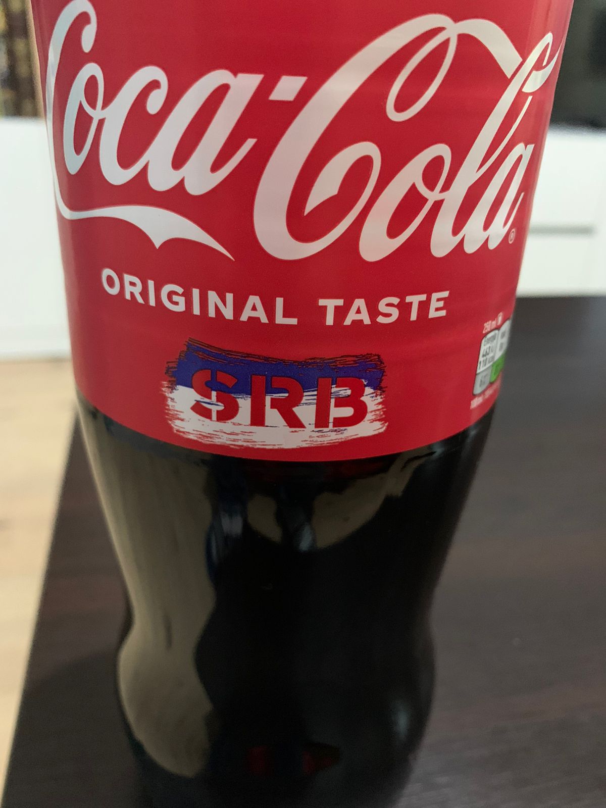 Coca-Cola serbe pushton Shqipërinë/ Trifon Murataj u sjell produktin ...