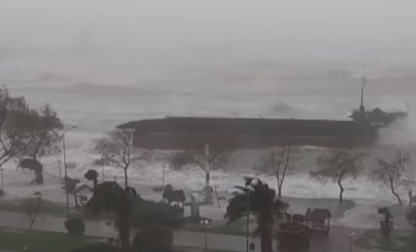 Stuhi e fortë në Turqi, ndahet në dysh anija në port