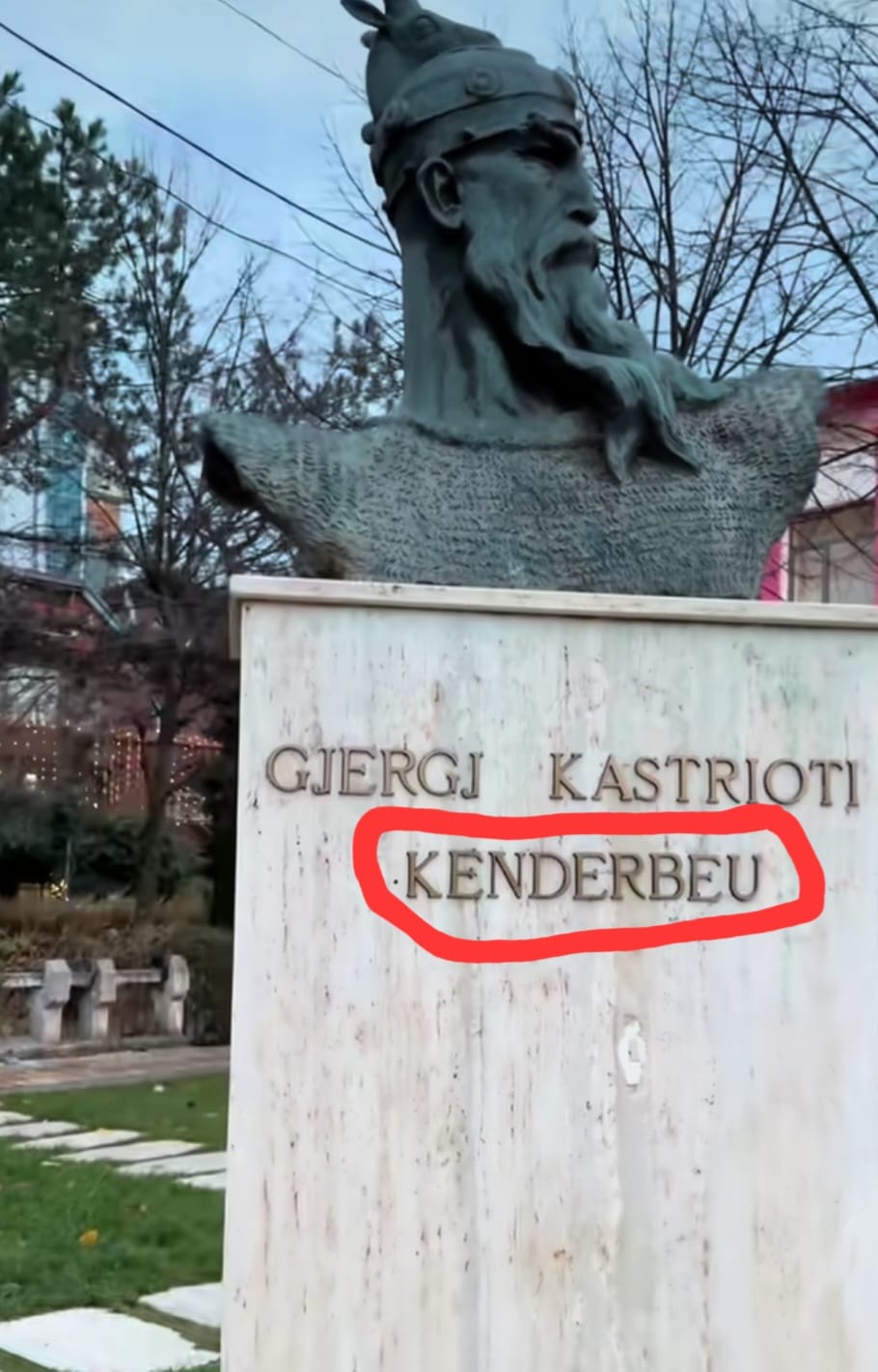 Bëma e radhës! Emri i heroit kombëtar Skënderbeu deformohet në Kukës