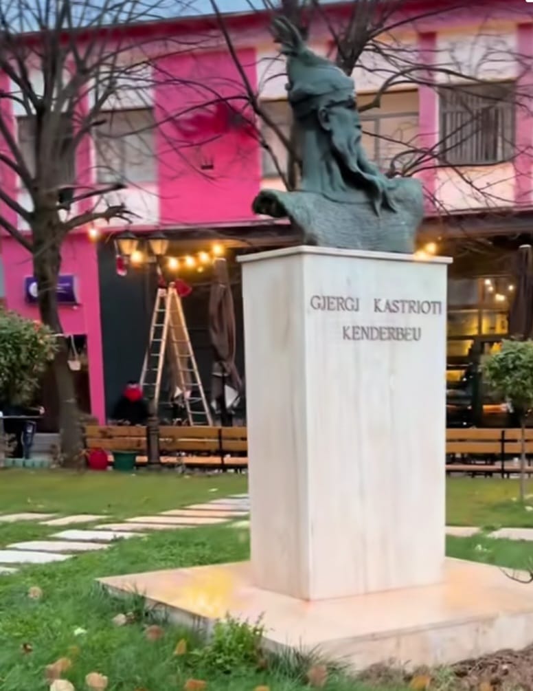Bëma e radhës! Emri i heroit kombëtar Skënderbeu deformohet në Kukës
