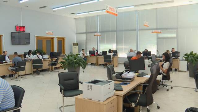 Parlamenti shkurton me 6 ditë pushimet vjetore të punëmarrësve shqiptarë