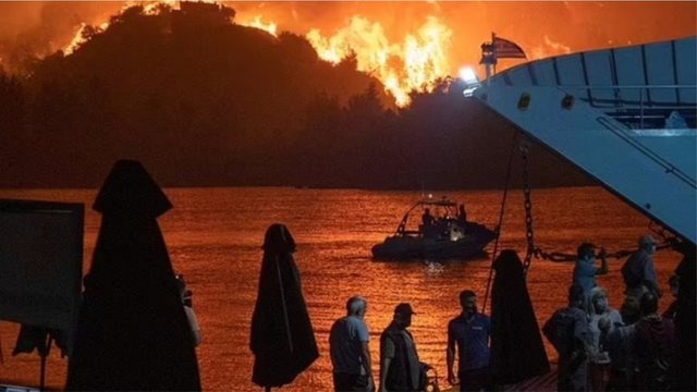 Greqi/Gruaja ndezi zjarr që të flirtonte me zjarrfikësit