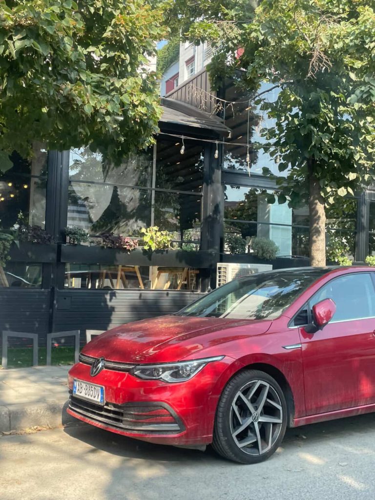 Urdhri i Ramës për lirimin e hapësirave publike, nuk zbatohet në rrugën ...