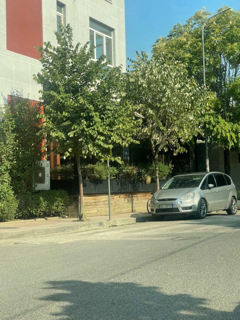 Urdhri i Ramës për lirimin e hapësirave publike, nuk zbatohet në rrugën ...